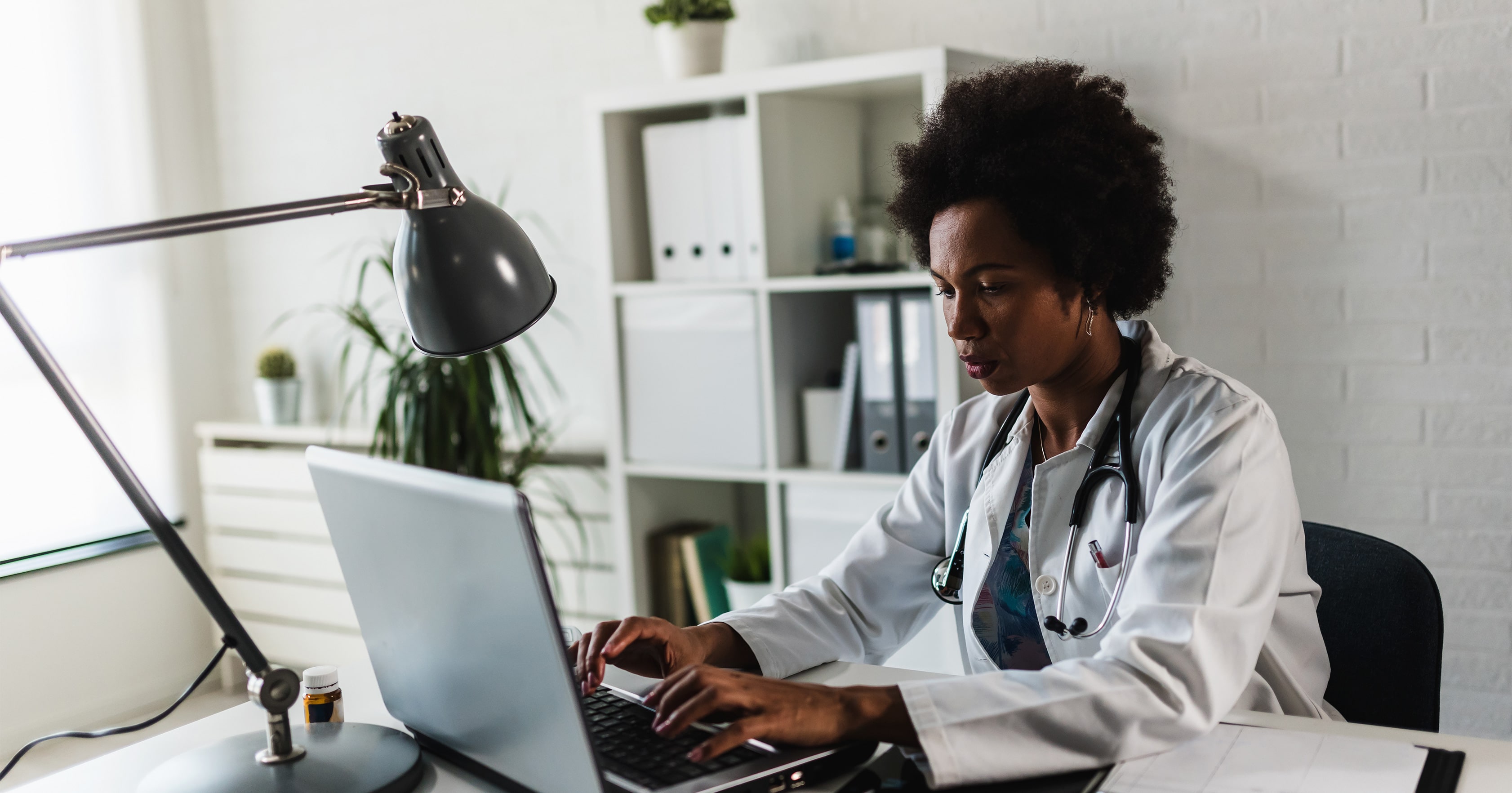 Médico online: como funciona a consulta e o que é permitido?